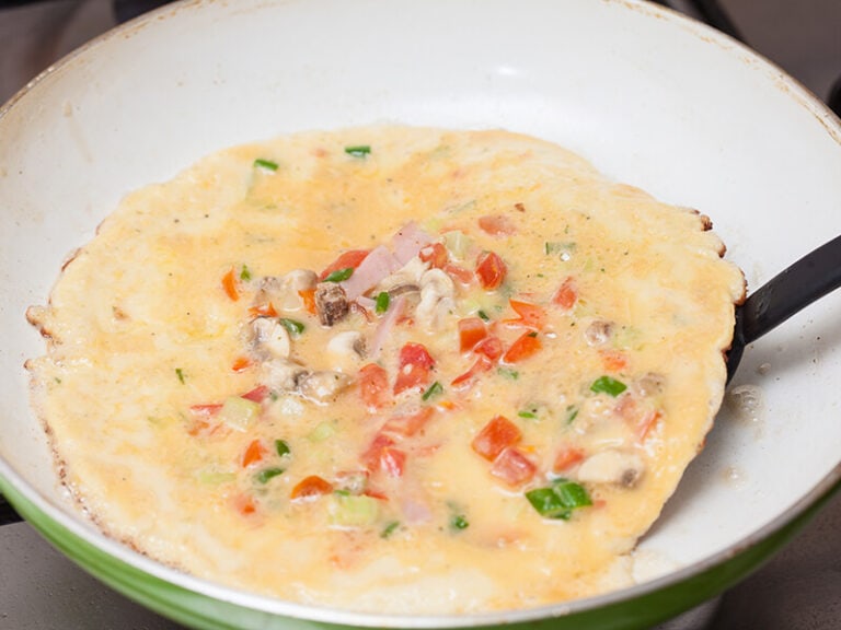 How To Flip An Omelette Properly With 3 Easy Techniques