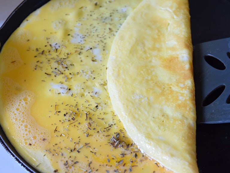 How To Flip An Omelette Properly With 3 Easy Techniques