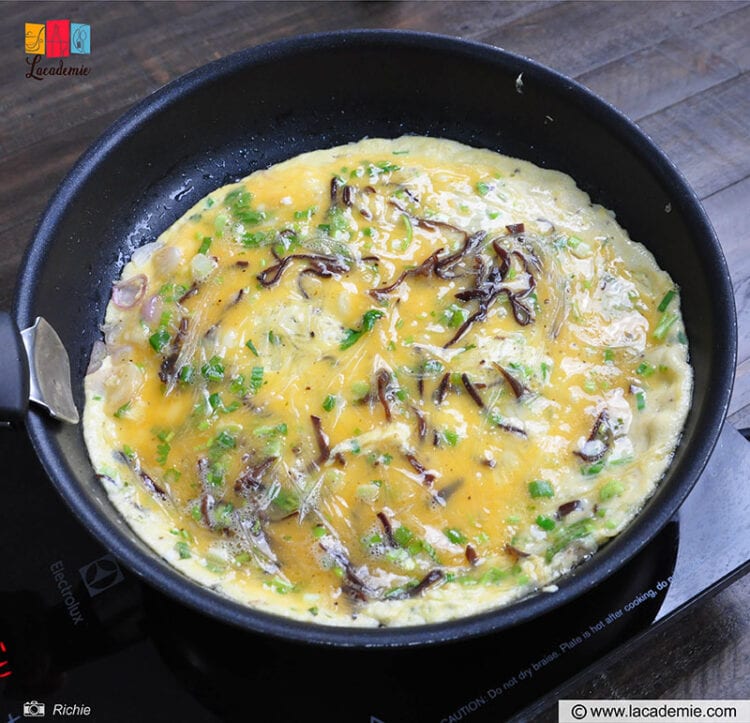 Trứng Chiên (Egg Omelet): A Traditional Vietnamese Recipe